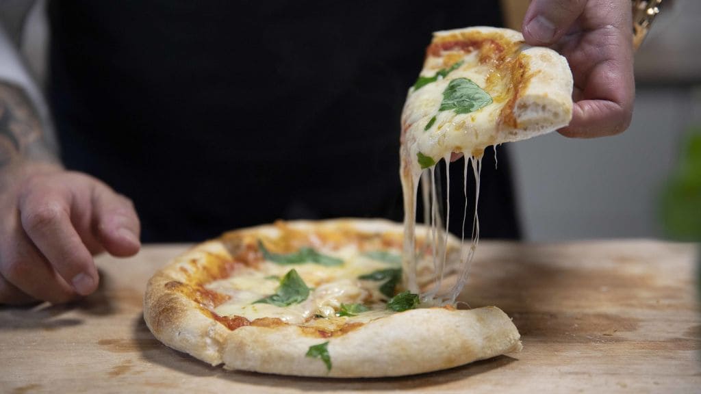 Rask Pizza Med Hjemmelaget Bunn - Oppskrift fra TINE Kjøkken