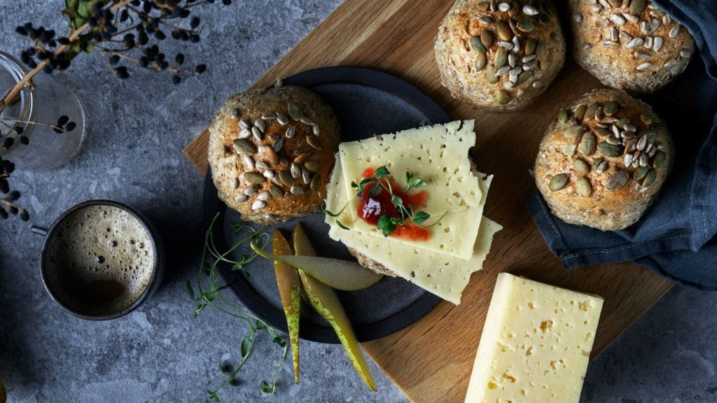 Saftige Rundstykker Med Kesam® - Oppskrift fra TINE Kjøkken