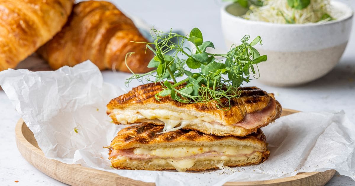 Croissant med ost og skinke
