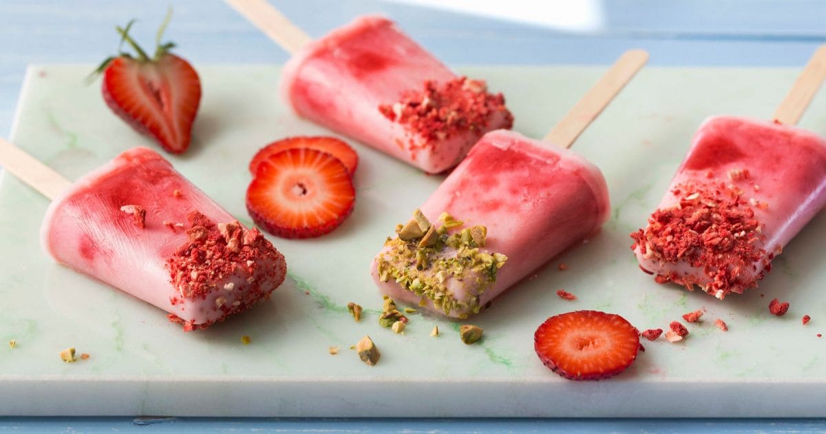 Jordbær-ispinne med pistasjnøtter