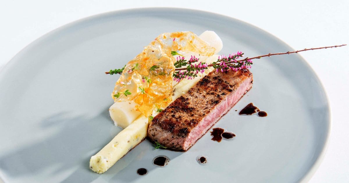 «Smørbiff» av kalv med potetkrem og bakte rotgrønnsaker