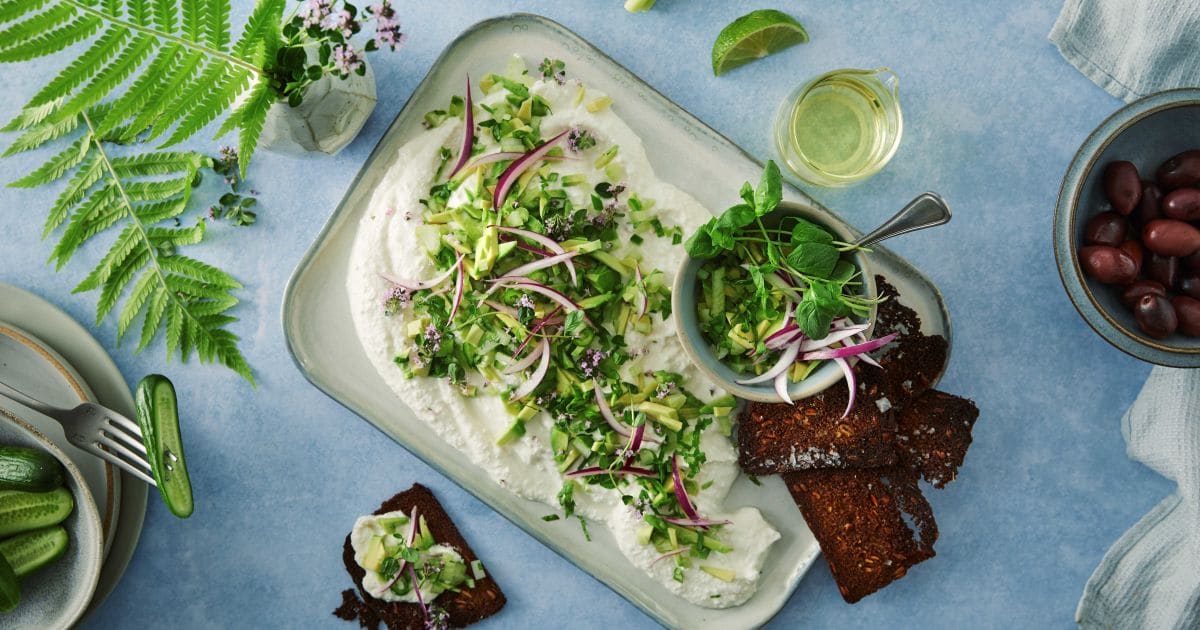 Pisket cottage cheese med grønn topping