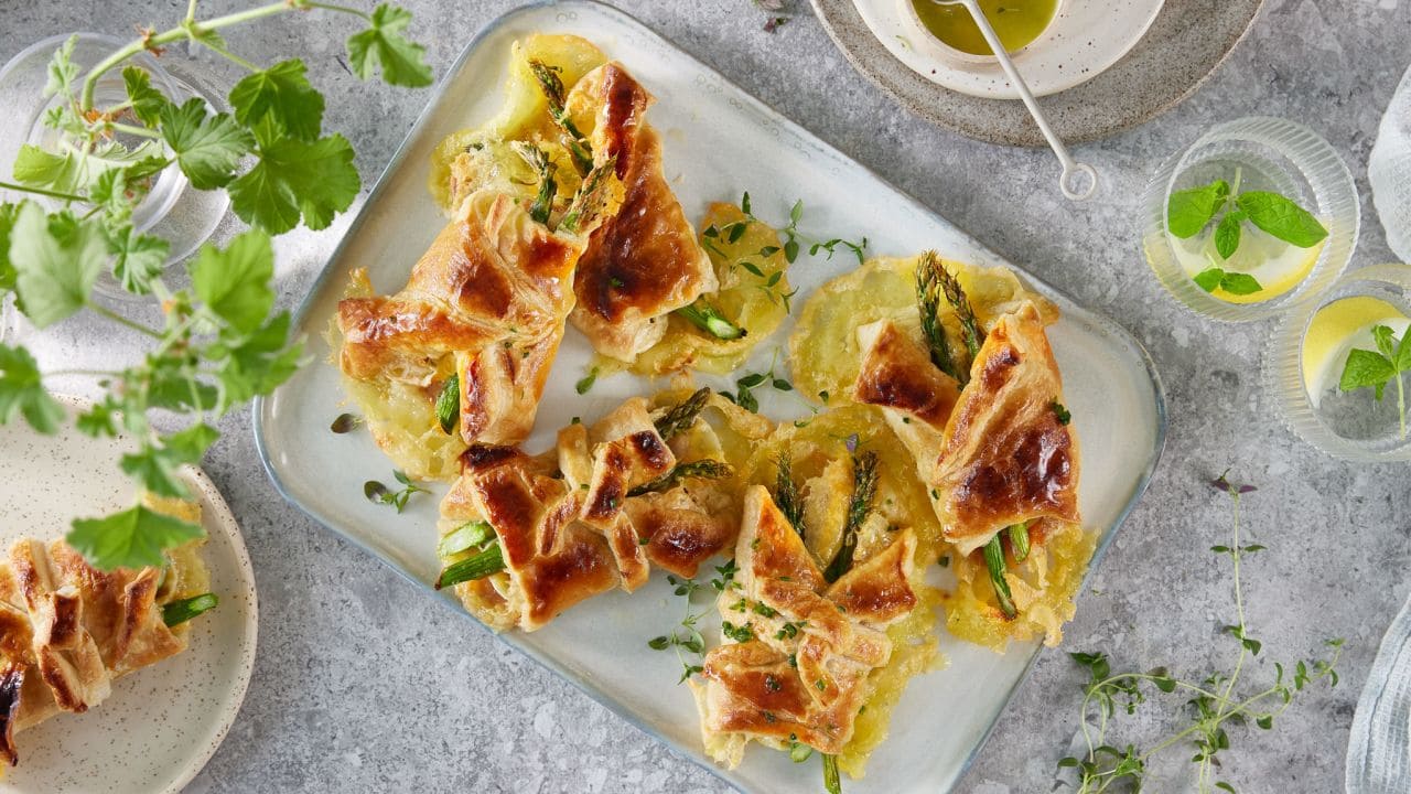 Innbakt Brie Med Asparges Og Spekeskinke - Oppskrift fra TINE Kjøkken