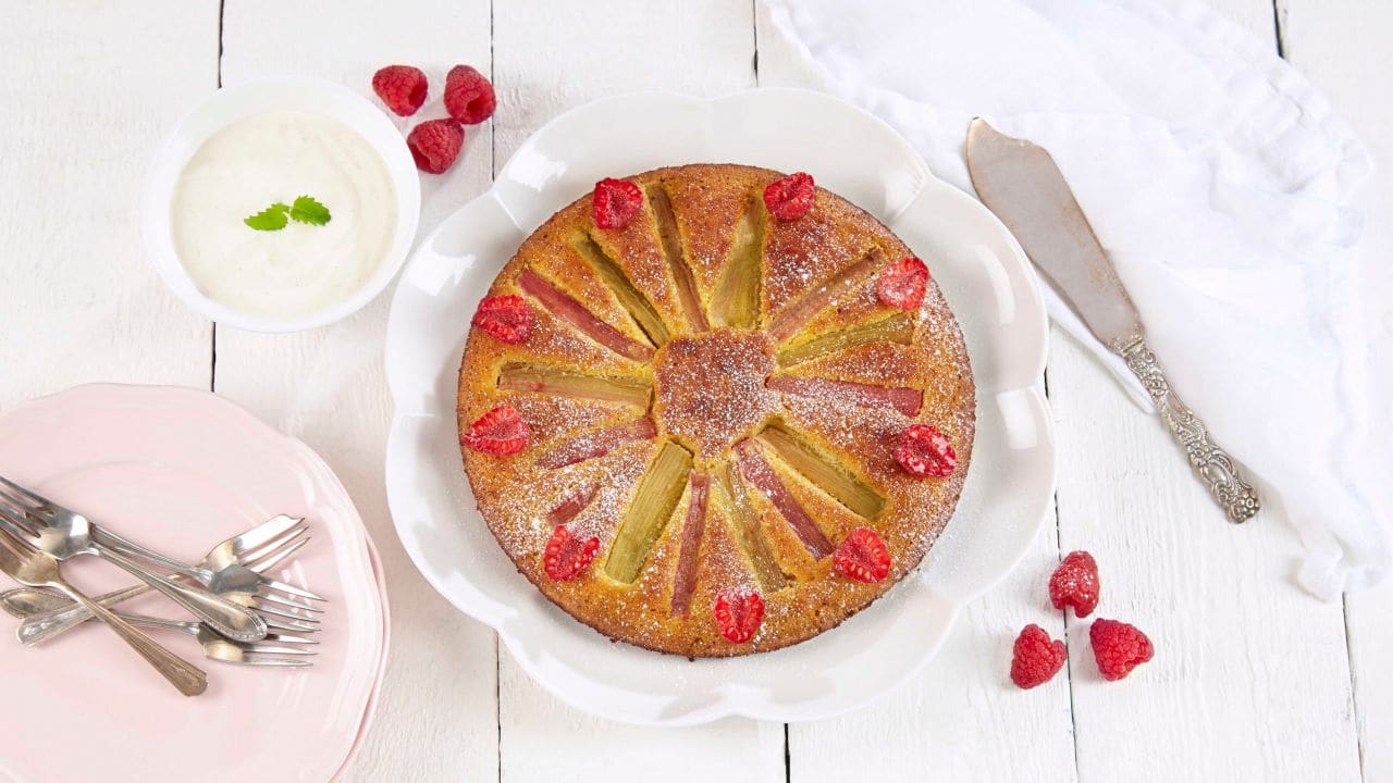 Mandelkake Med Rabarbra - Oppskrift fra TINE Kjøkken