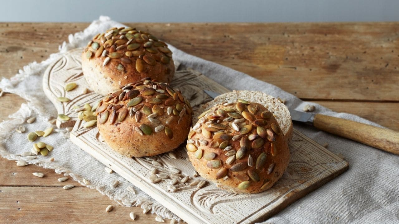 Grove Rundstykker - Oppskrift fra TINE Kjøkken