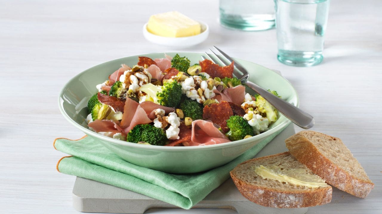 Frisk Sommersalat - Oppskrift fra TINE Kjøkken