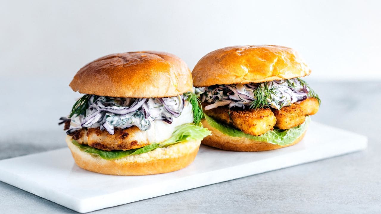Fiskeburger Med Coleslaw - Oppskrift fra TINE Kjøkken