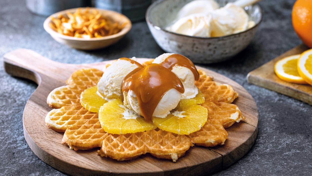 TINE®-vaffel Med Is Og Brunostsaus - Oppskrift fra TINE Kjøkken