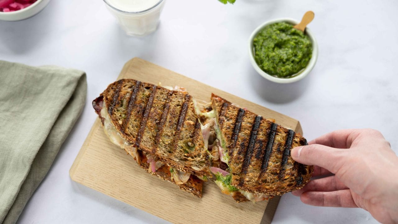 Toast Med Kylling, Bacon Og Persillepesto - Oppskrift fra TINE Kjøkken