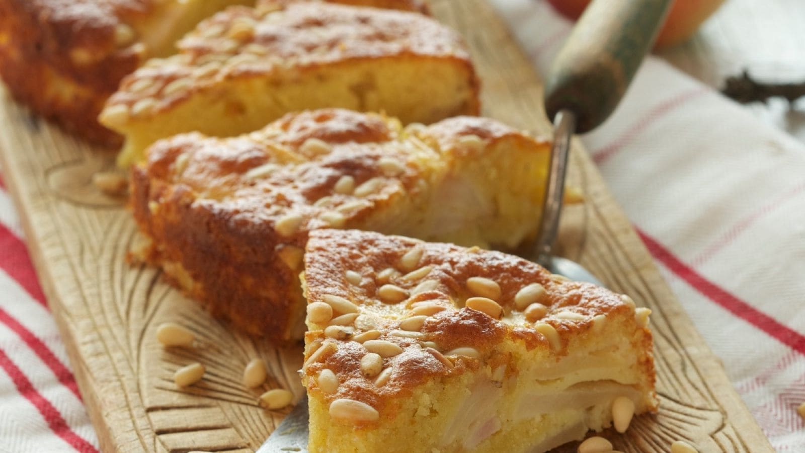 Eplekake Med Pinjer - Oppskrift fra TINE Kjøkken