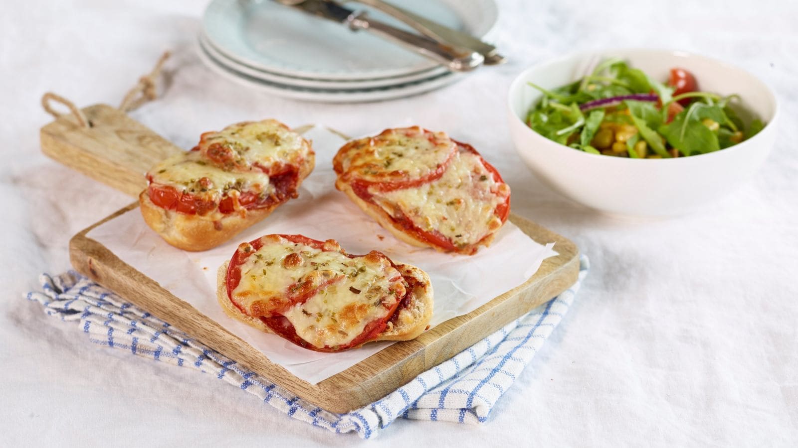 Pariserpizza Med Salami - Oppskrift fra TINE Kjøkken