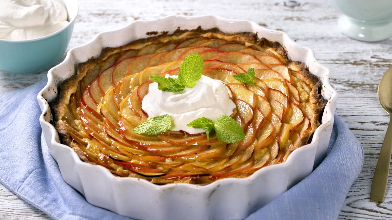 Eplekake I Langpanne - Oppskrift fra TINE Kjøkken