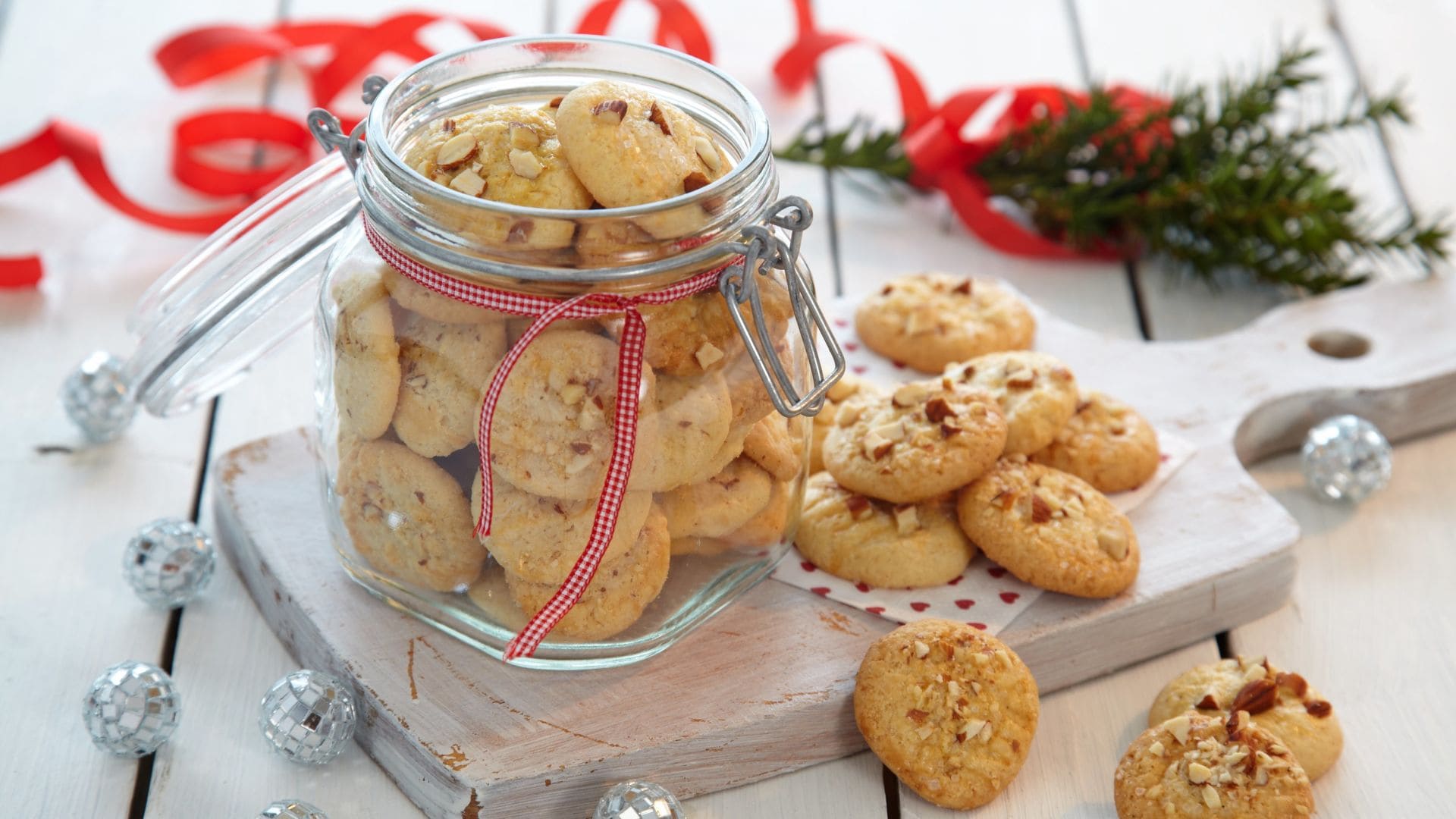 Hvite Kakemenn Og -damer - Oppskrift fra TINE Kjøkken