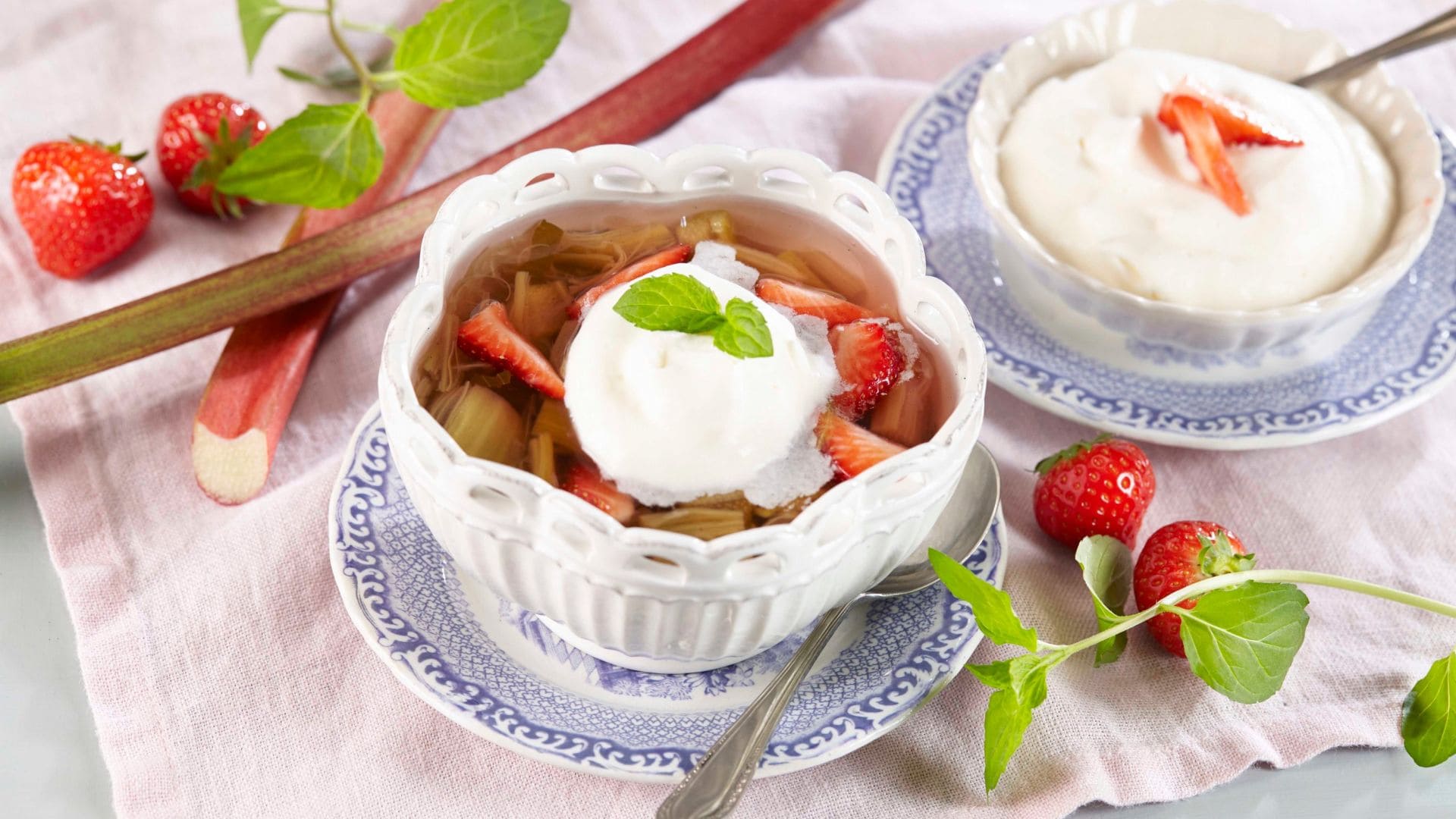 Mandelkake Med Rabarbra - Oppskrift fra TINE Kjøkken