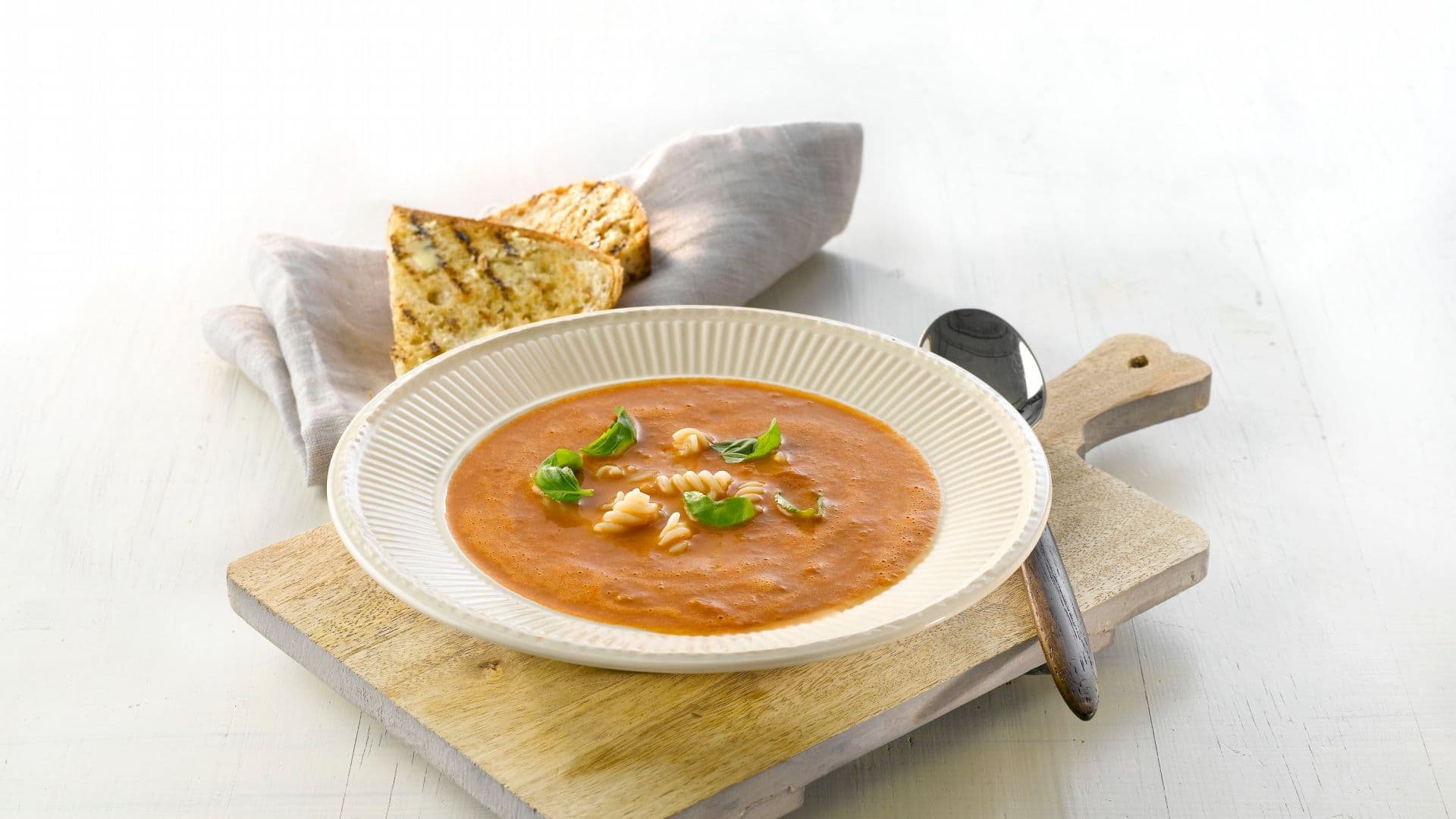 Tomatsuppe Med Pasta - Oppskrift fra TINE Kjøkken