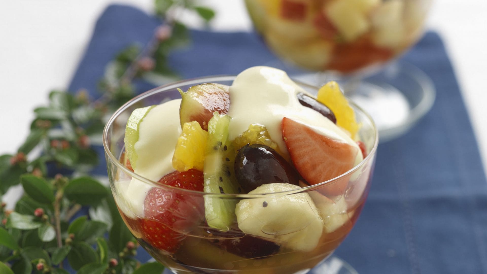 Fruktsalat Med Pisket Krem - Oppskrift fra TINE Kjøkken