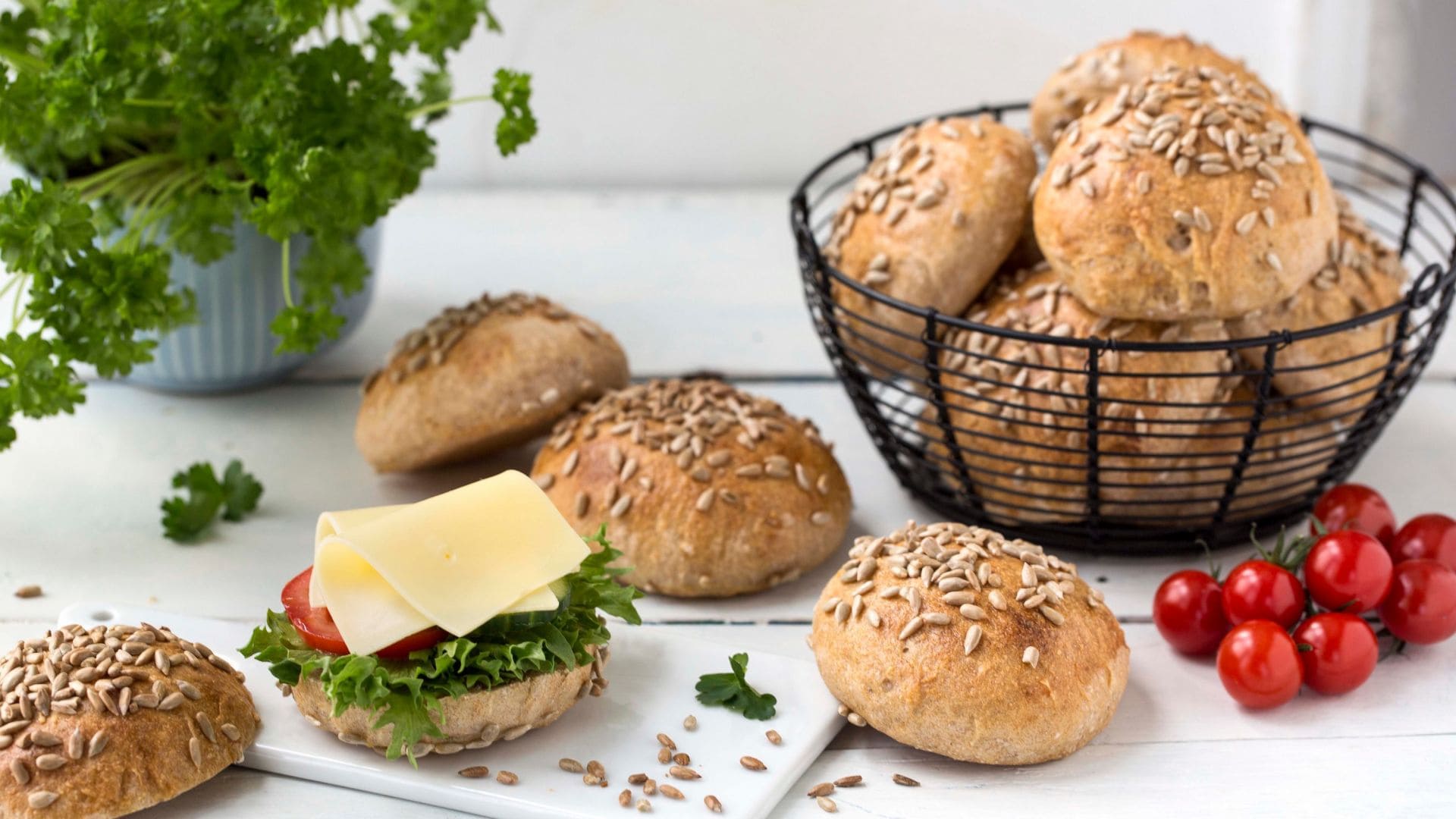 Saftige Rundstykker Med Kesam® - Oppskrift fra TINE Kjøkken