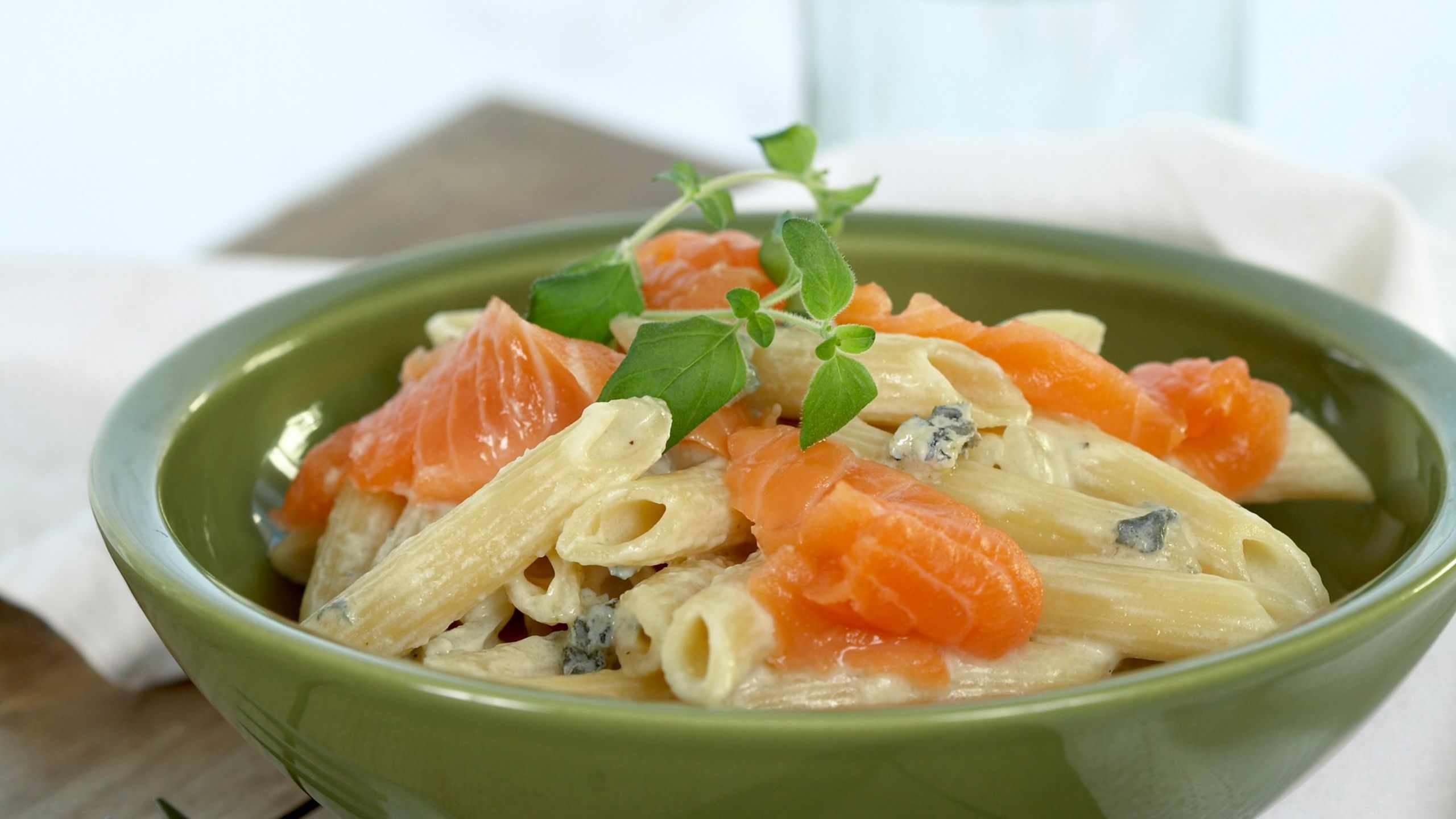 Pasta Med Ostesaus Og Røkelaks - Oppskrift fra TINE Kjøkken