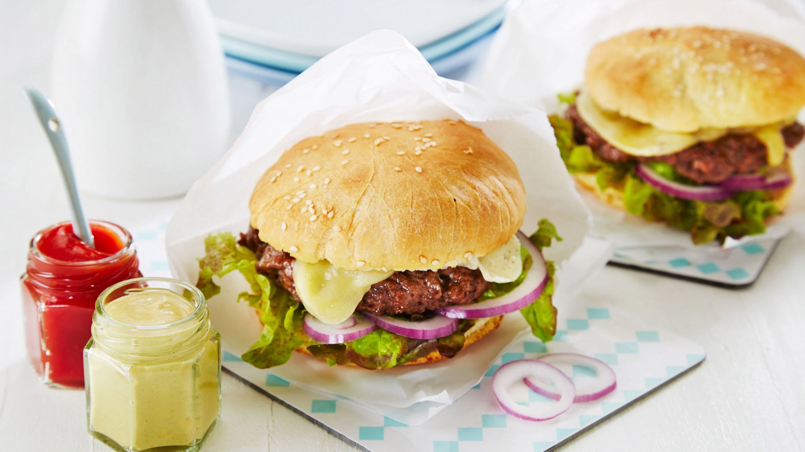 Grillet Burger Med Cheddar - Oppskrift fra TINE Kjøkken