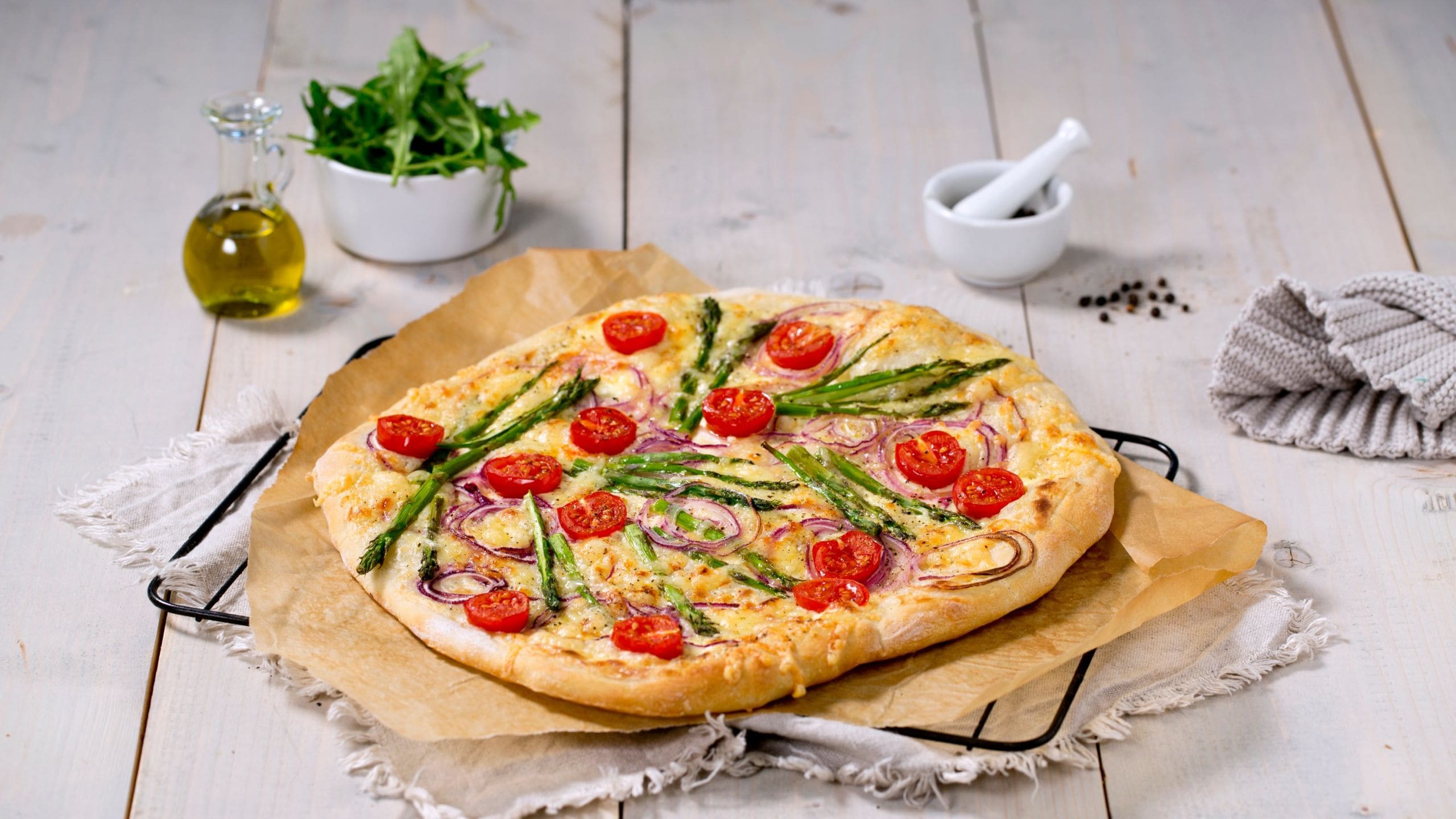 Hvit Pizza Med Spekeskinke Og Asparges - Oppskrift fra TINE Kjøkken