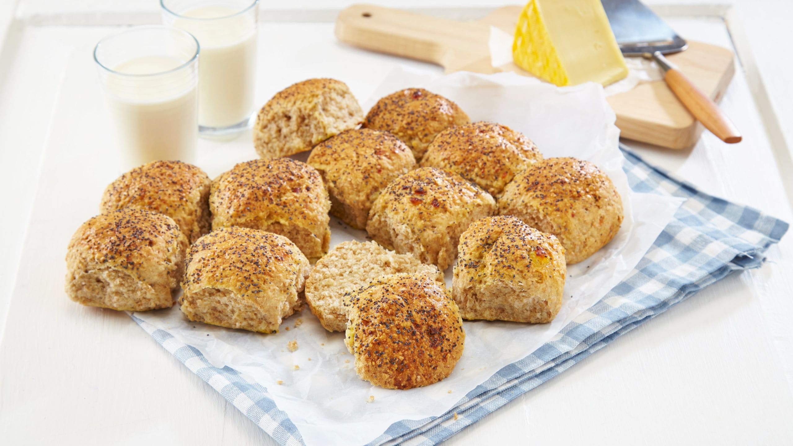 Saftige Rundstykker Med Kesam® - Oppskrift fra TINE Kjøkken