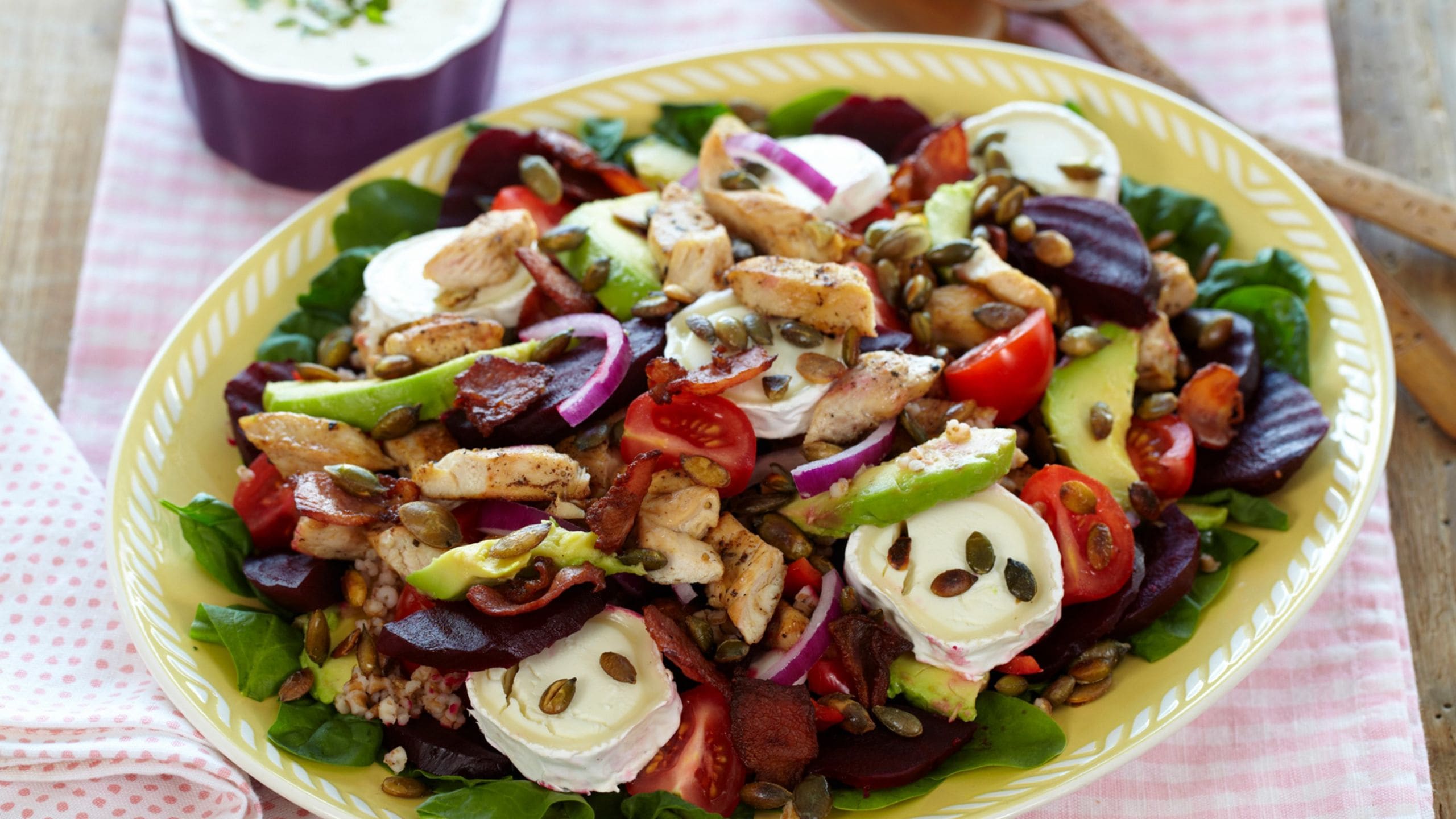 Salat Med Kylling Og Fetaost - Oppskrift fra TINE Kjøkken