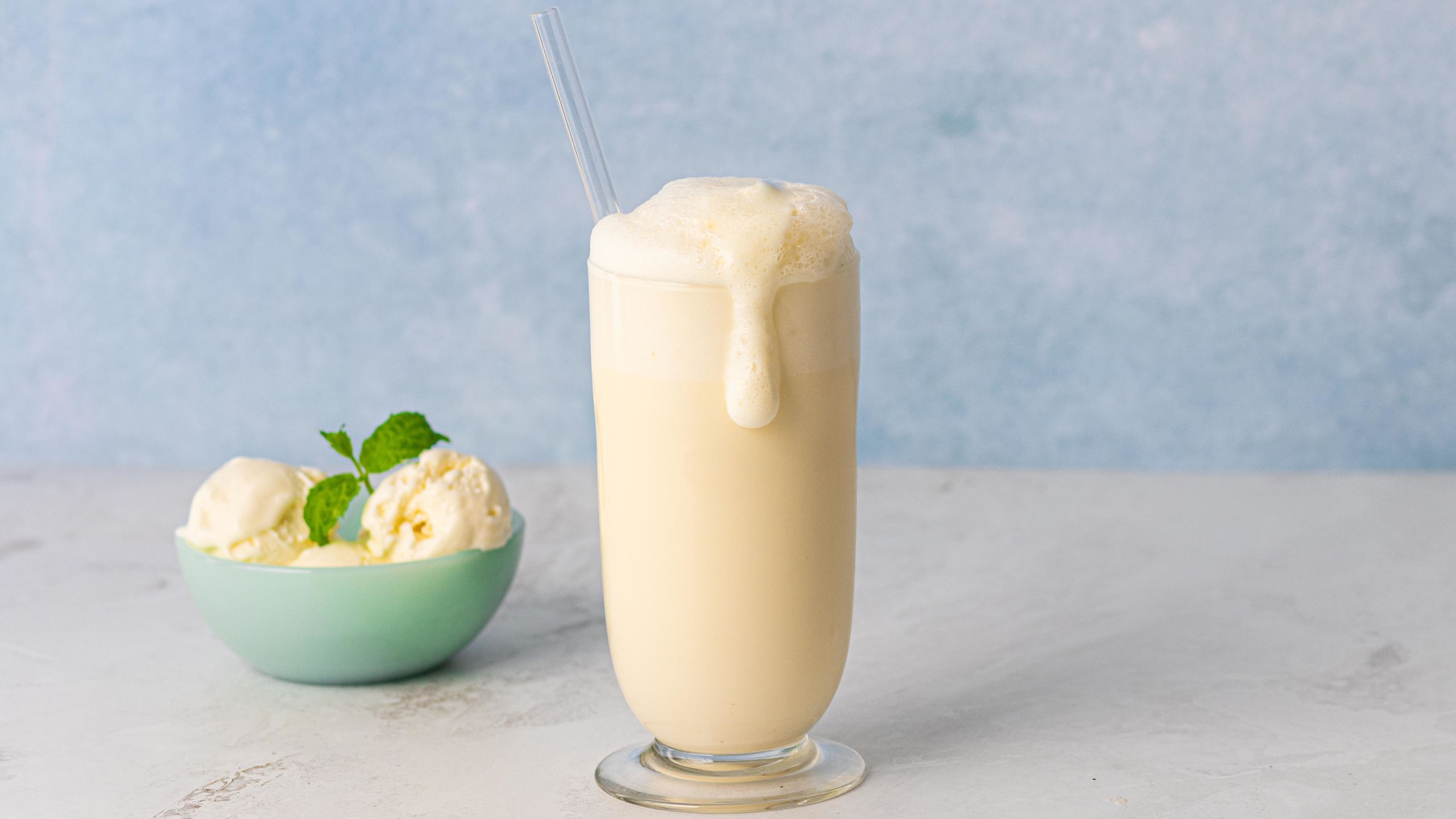Enkel Milkshake Med TINE® Lettmelk Med Vaniljesmak - Oppskrift fra TINE ...