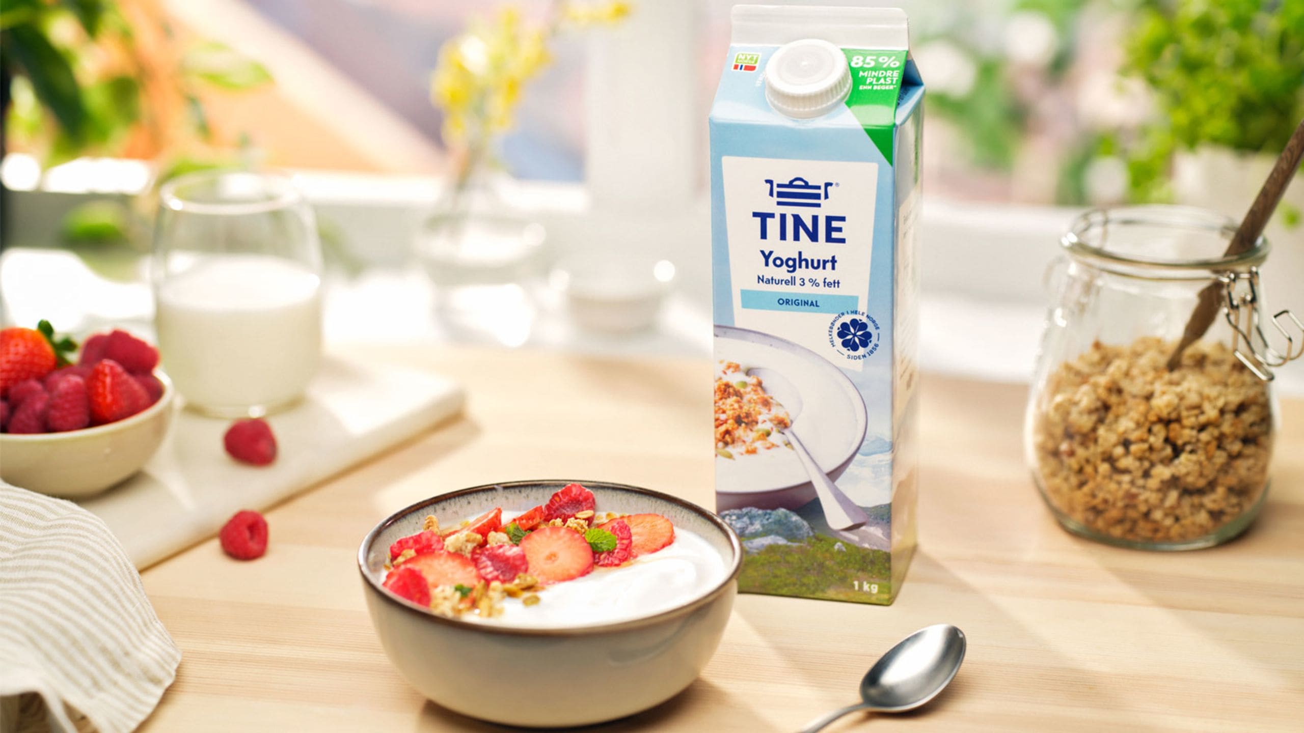 Frokost Bowl Med Jordbær Og Granola - Oppskrift fra TINE Kjøkken
