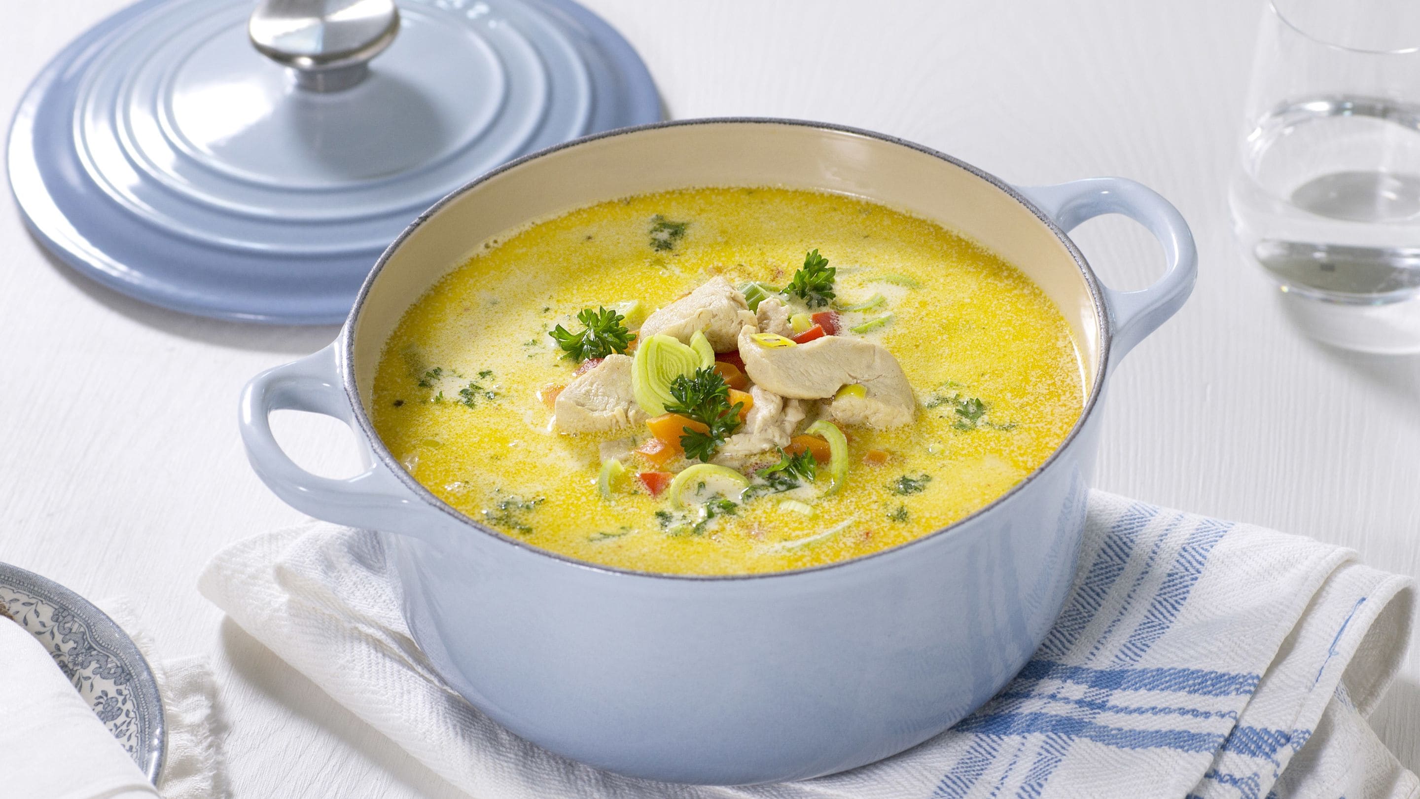 Kremet Kyllingsuppe - Oppskrift fra TINE Kjøkken