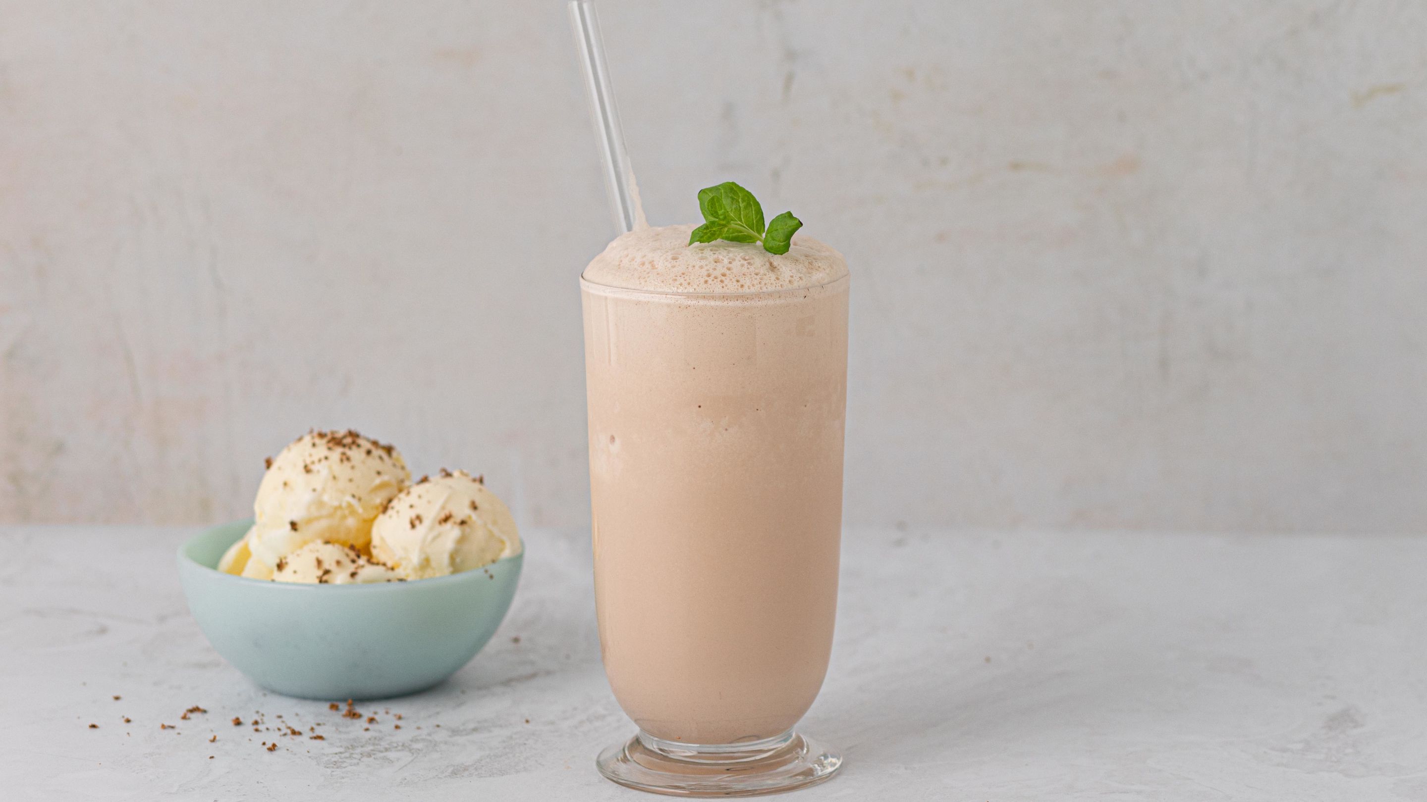 Enkel Milkshake Med TINE® Lettmelk Med Sjokolade - Oppskrift fra TINE ...