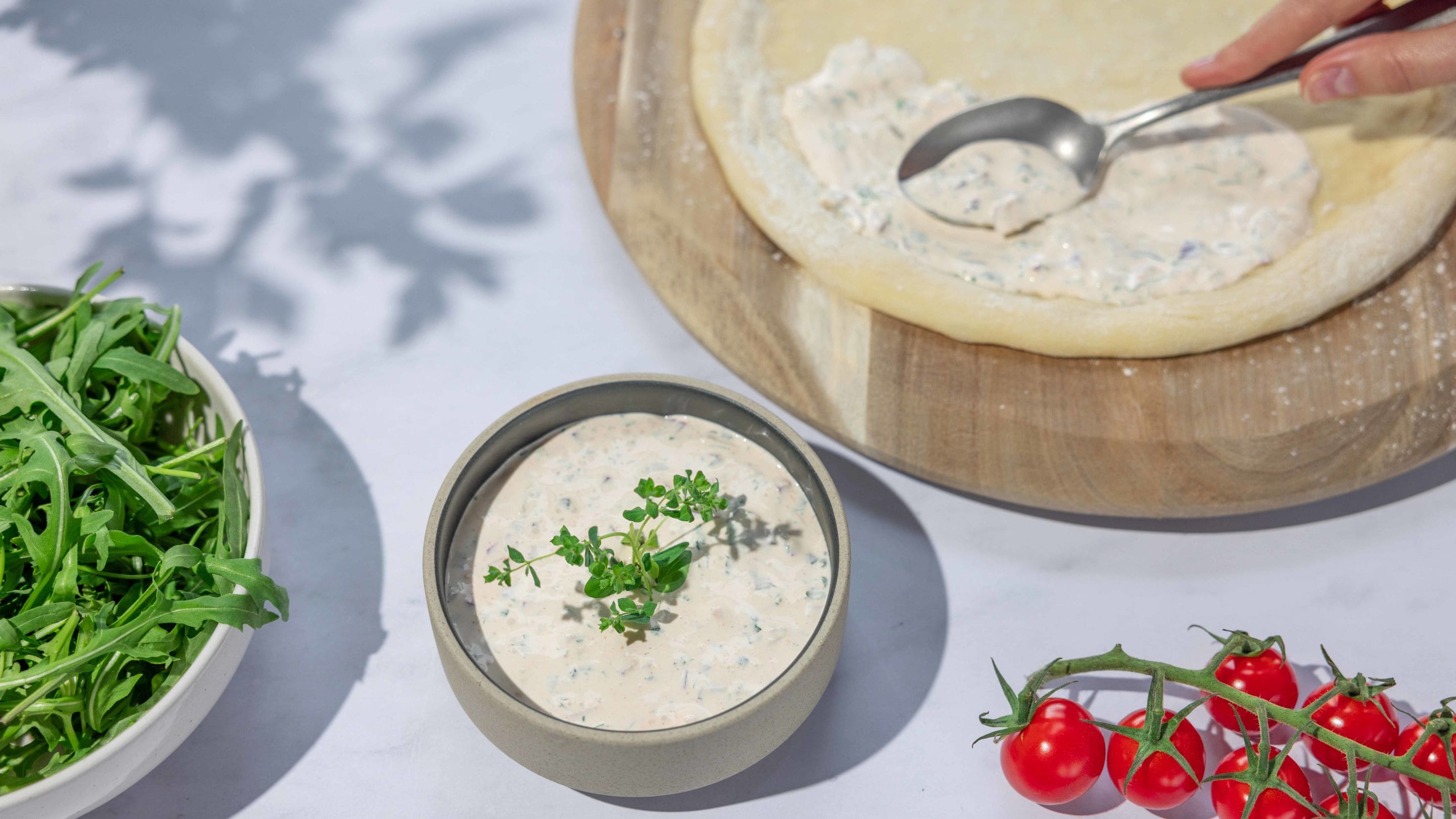 Hvit Pizzasaus Med Urter - Oppskrift fra TINE Kjøkken