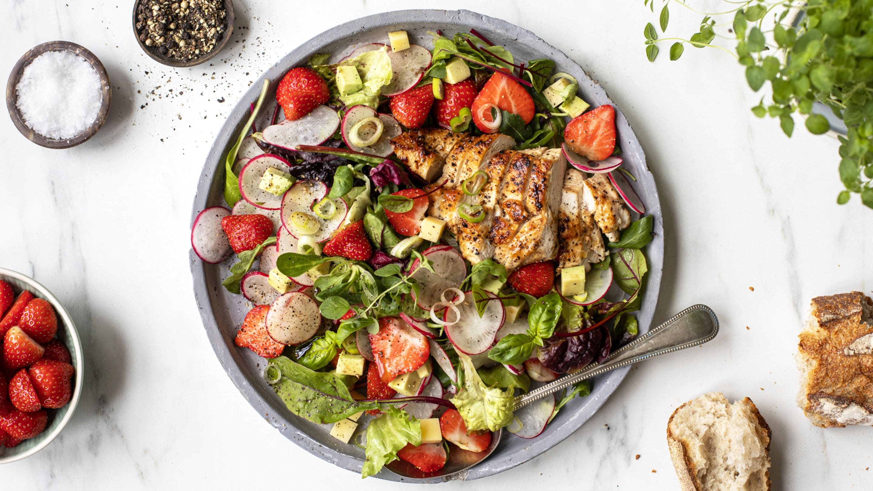 Frisk Sommersalat - Oppskrift fra TINE Kjøkken