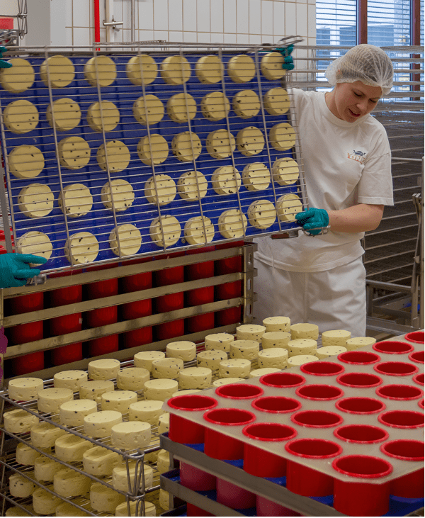 Malin (32) lager norske oster i verdensklasse